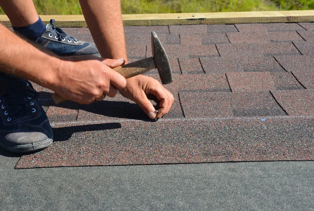 How To Shingle A Roof (In 10 Steps)