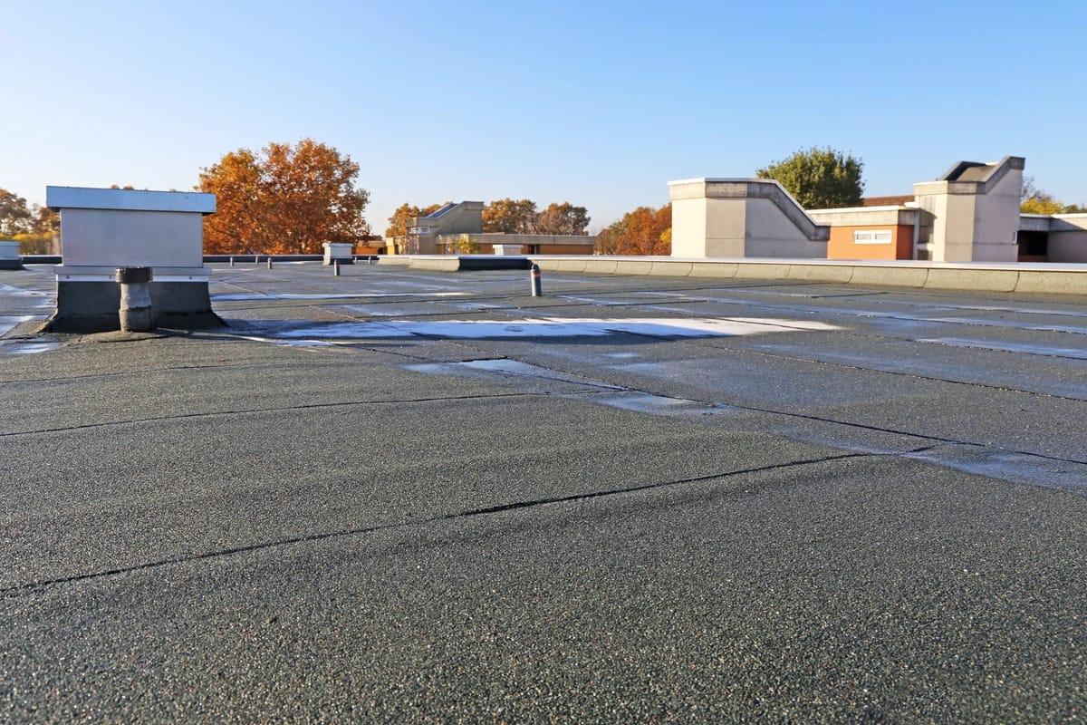 How Does Flat Roof Drainage Work? (3 Options)