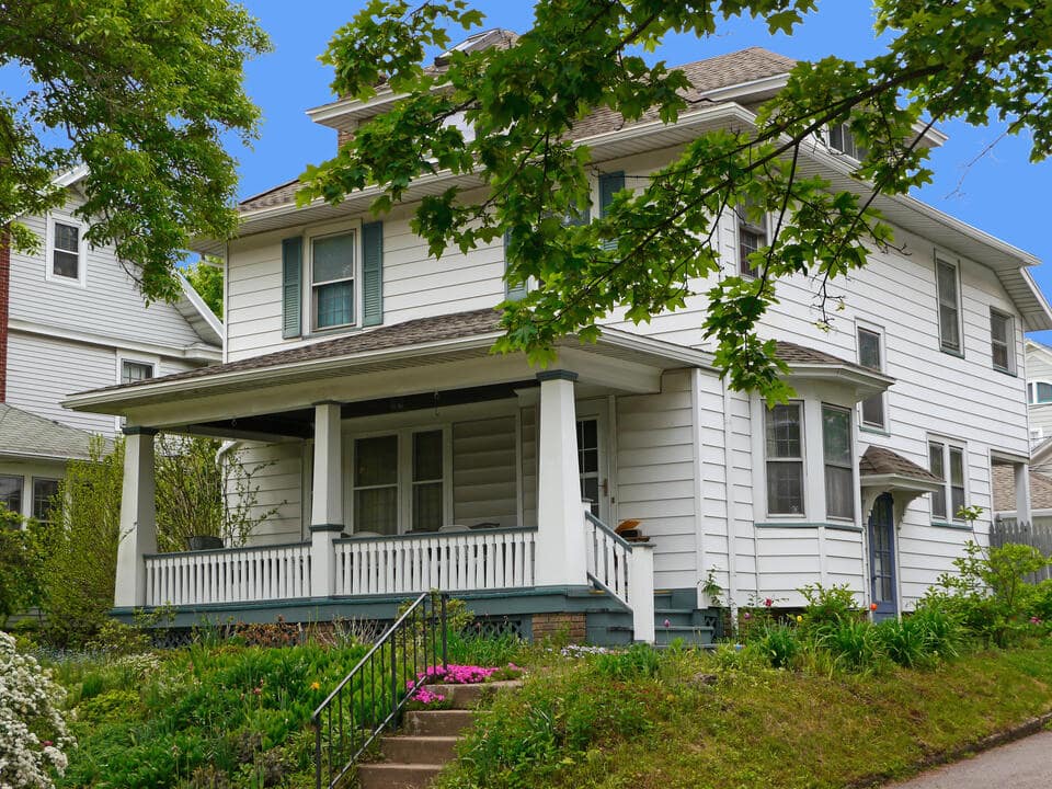 6 Popular Vinyl Siding Colors To Compliment Your Roof