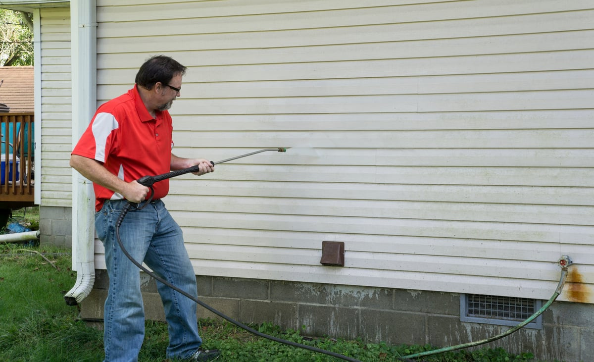How To Clean Vinyl Siding (DIY Guide For Homeowners)