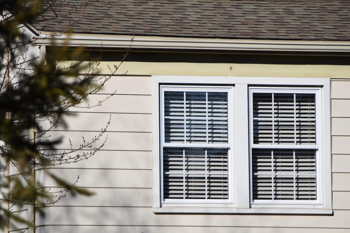 Double Hung Vs Single Hung Windows (4 Key Pros & Cons)
