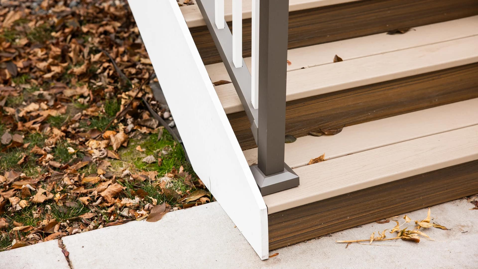 Havana Gold & Rope Swing Trex Deck | Voyager Exteriors